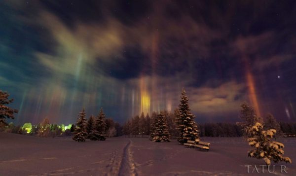Photographer Captures Amazing Light Pillars In Northern Ontario (20 ...