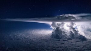 Wow! Lightning illuminates beautiful thunderstorm over Pacific Ocean ...