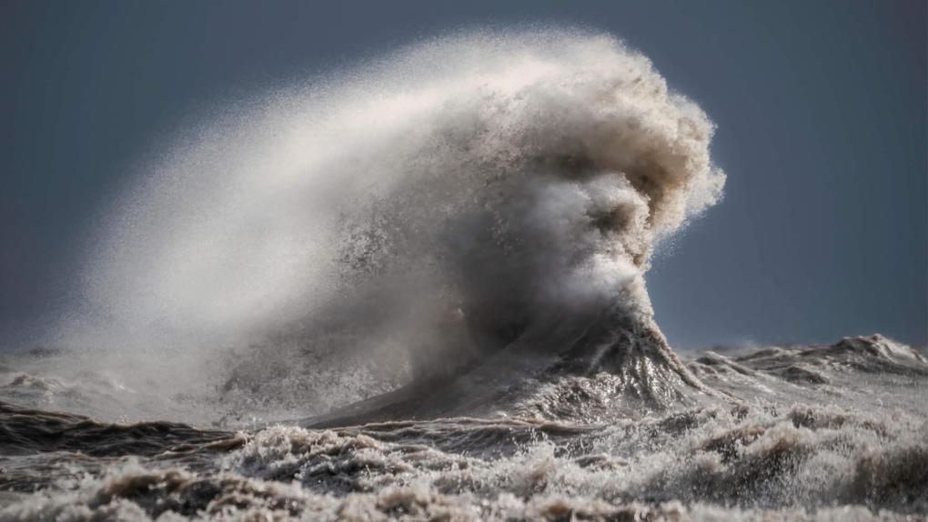 Ontario photographer captures massive wave that looks like ‘the perfect ...